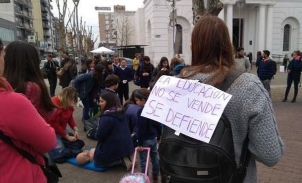 Realizaron una clase pública de RCP en el Paseo “Jesús Mendía” | Infoeme Realizaron una clase pública de RCP en el Paseo “Jesús Mendía” | Infoeme