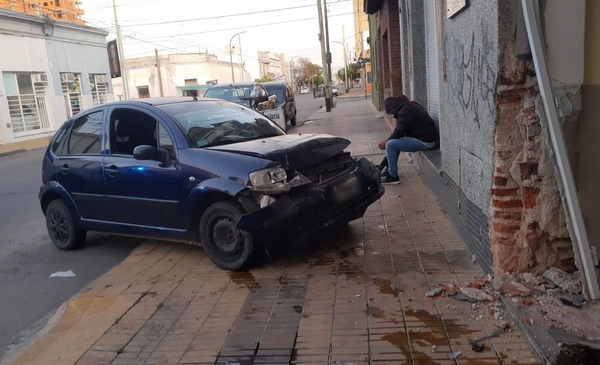 Manejaba Borracho Y Chocó Un Portón Y Un Auto Estacionado Le